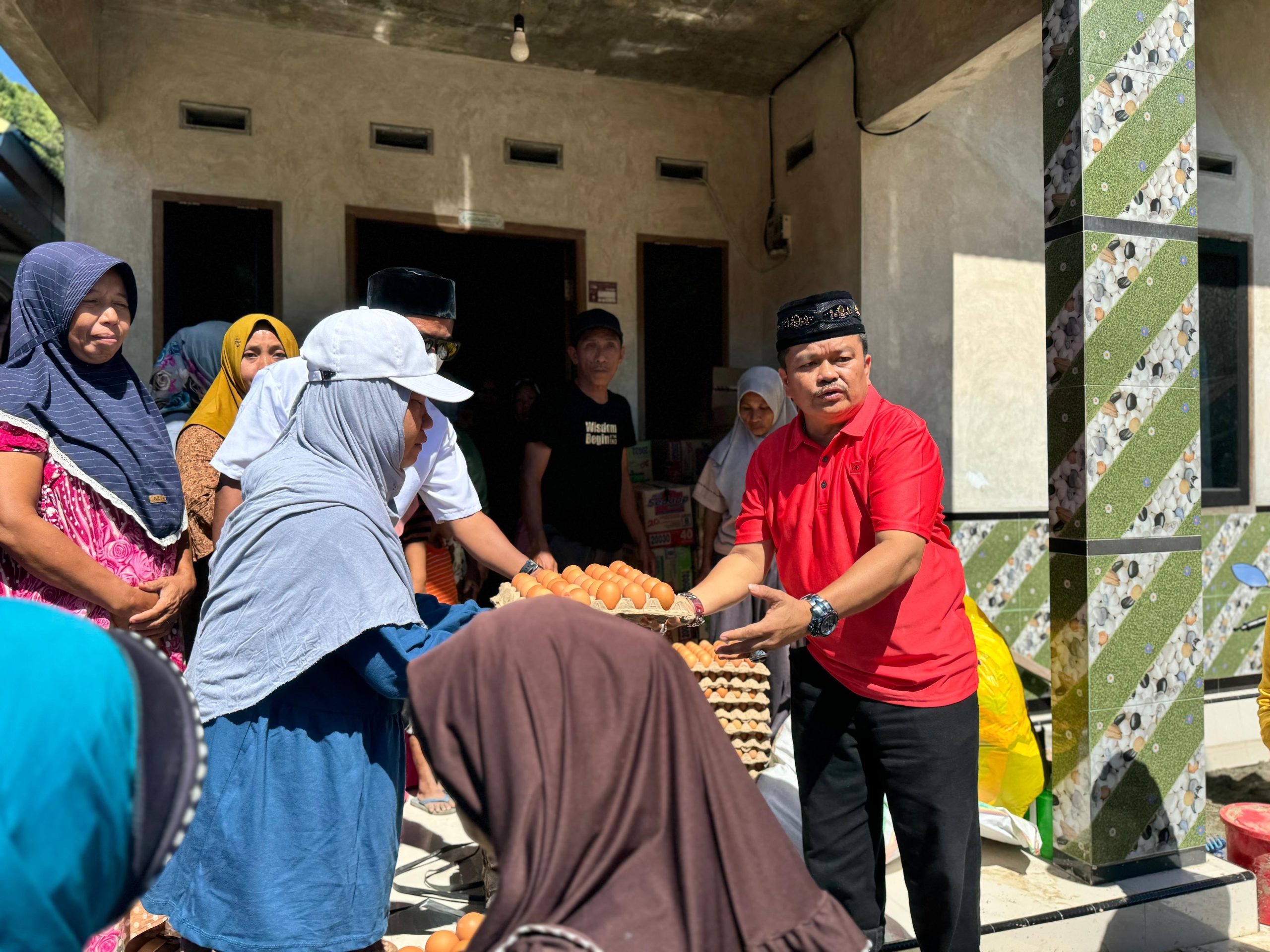 Peduli Terhadap Masyarakat Bencana, Erwin-Sahid Bagikan Ratusan Sembako ...